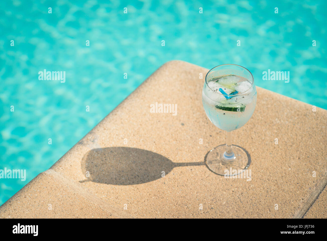 Gin tonic in the pool Stock Photo - Alamy