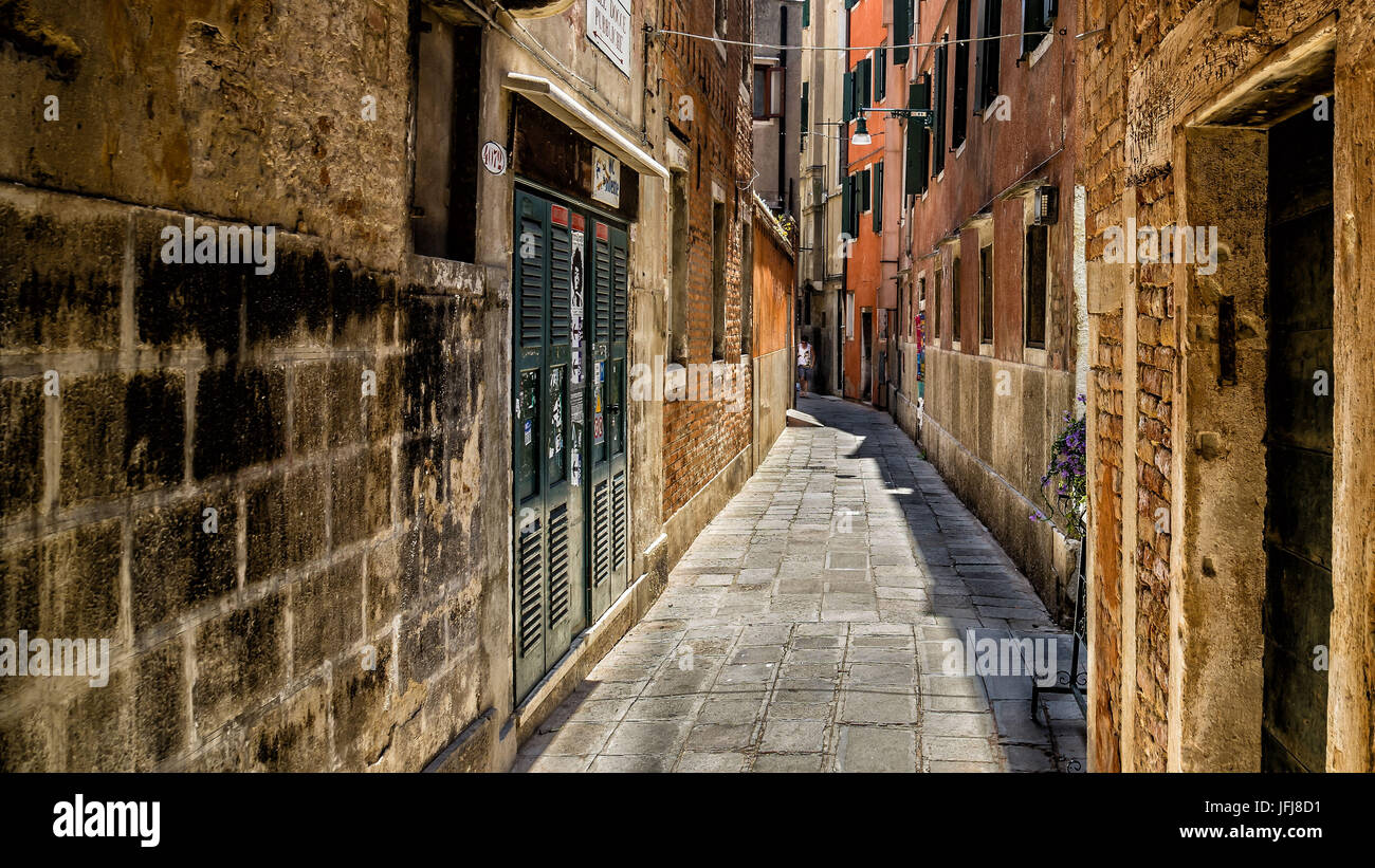 Narrow old town lane hi-res stock photography and images - Alamy