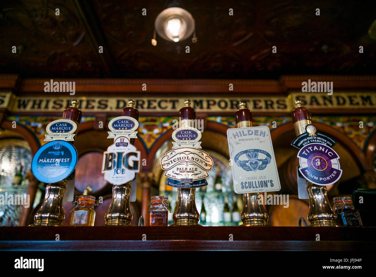 UK, Northern Ireland, Belfast, Crown Liquor Saloon, historic 1885 bar ...