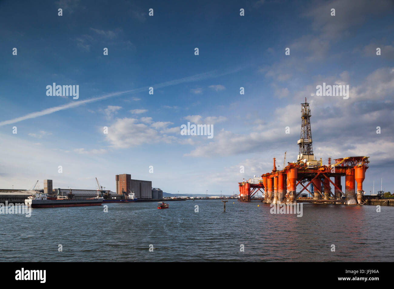 Offshore oil drilling hi-res stock photography and images - Alamy