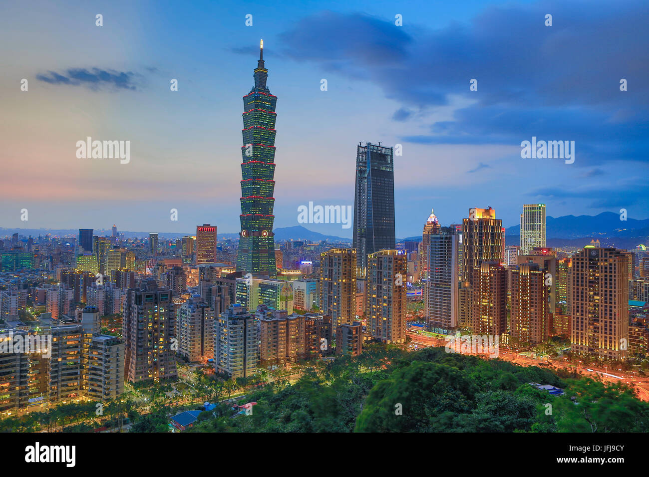 The taipei 105 building hi-res stock photography and images - Alamy