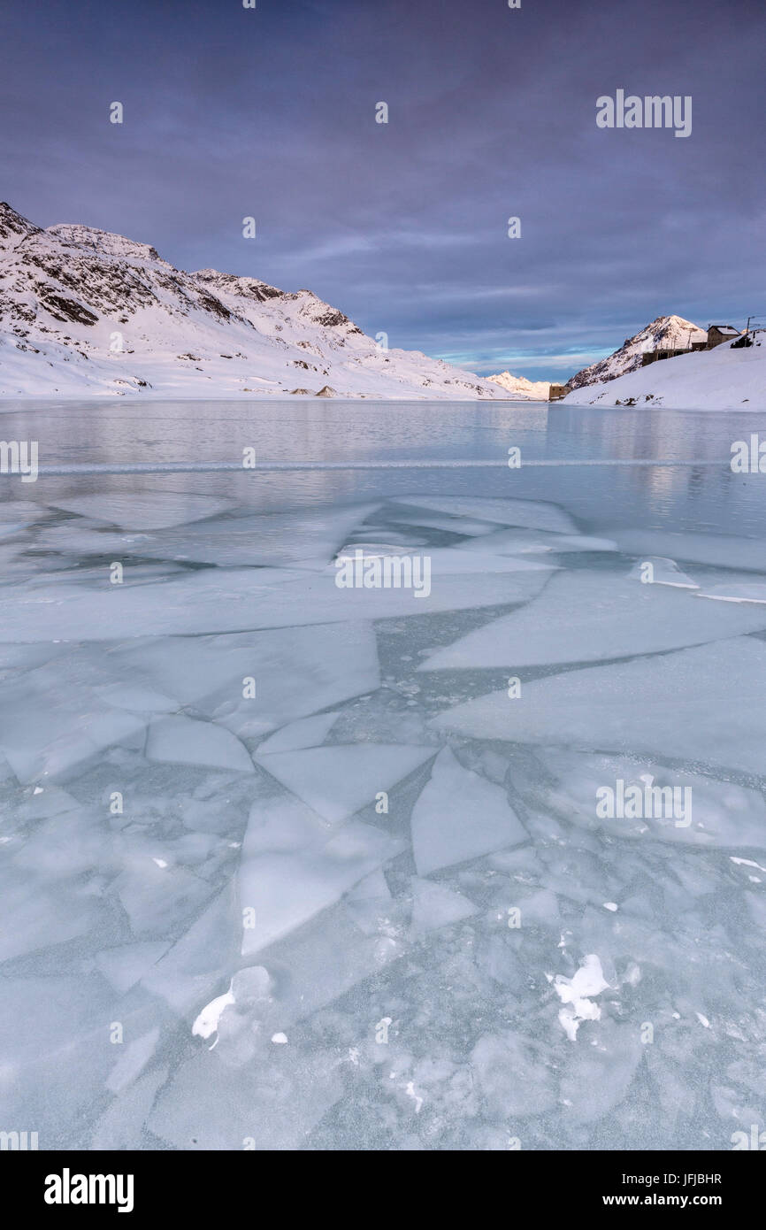White forms of water hi-res stock photography and images - Alamy