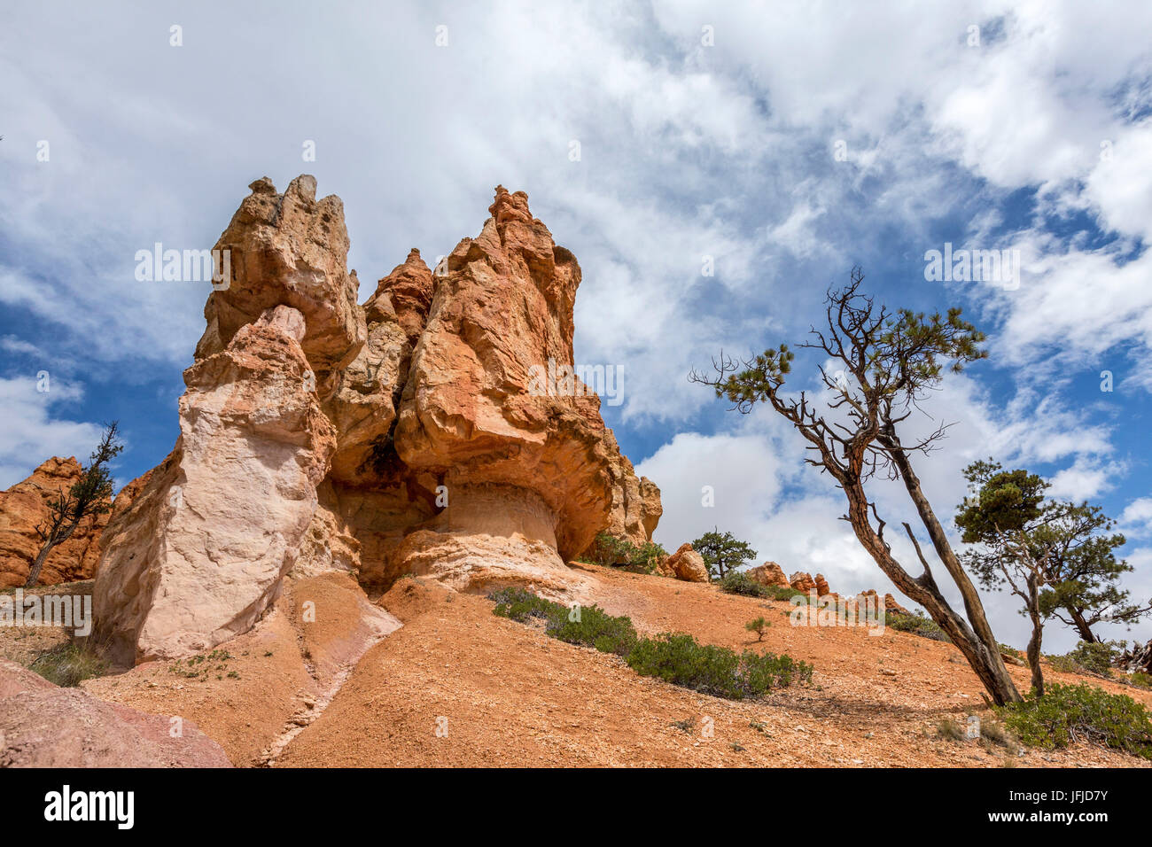 Rock formations along navajo loop trail bryce canyon national park hi ...