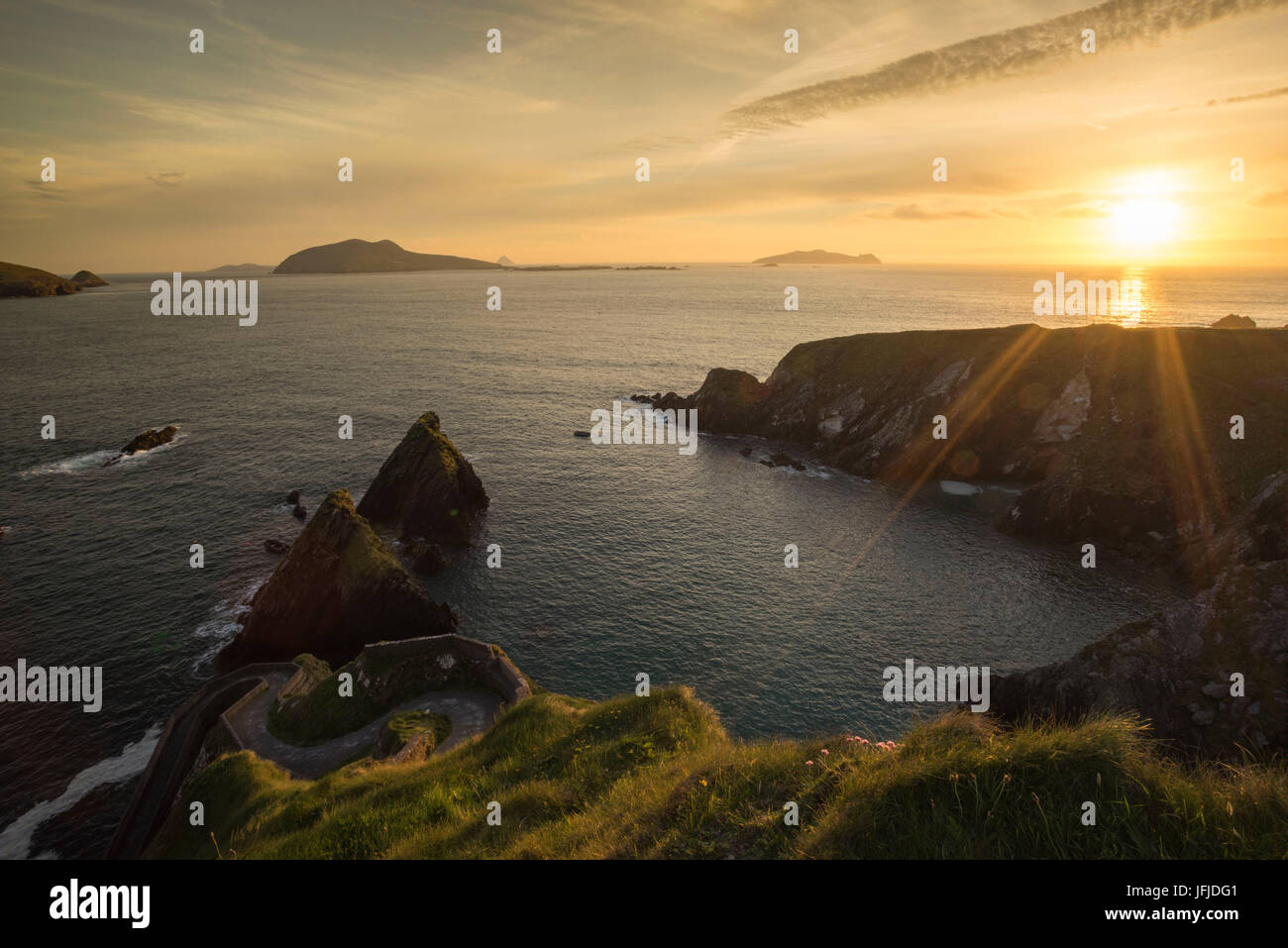 Road to dunquin pier and its surroundings hi-res stock photography and ...