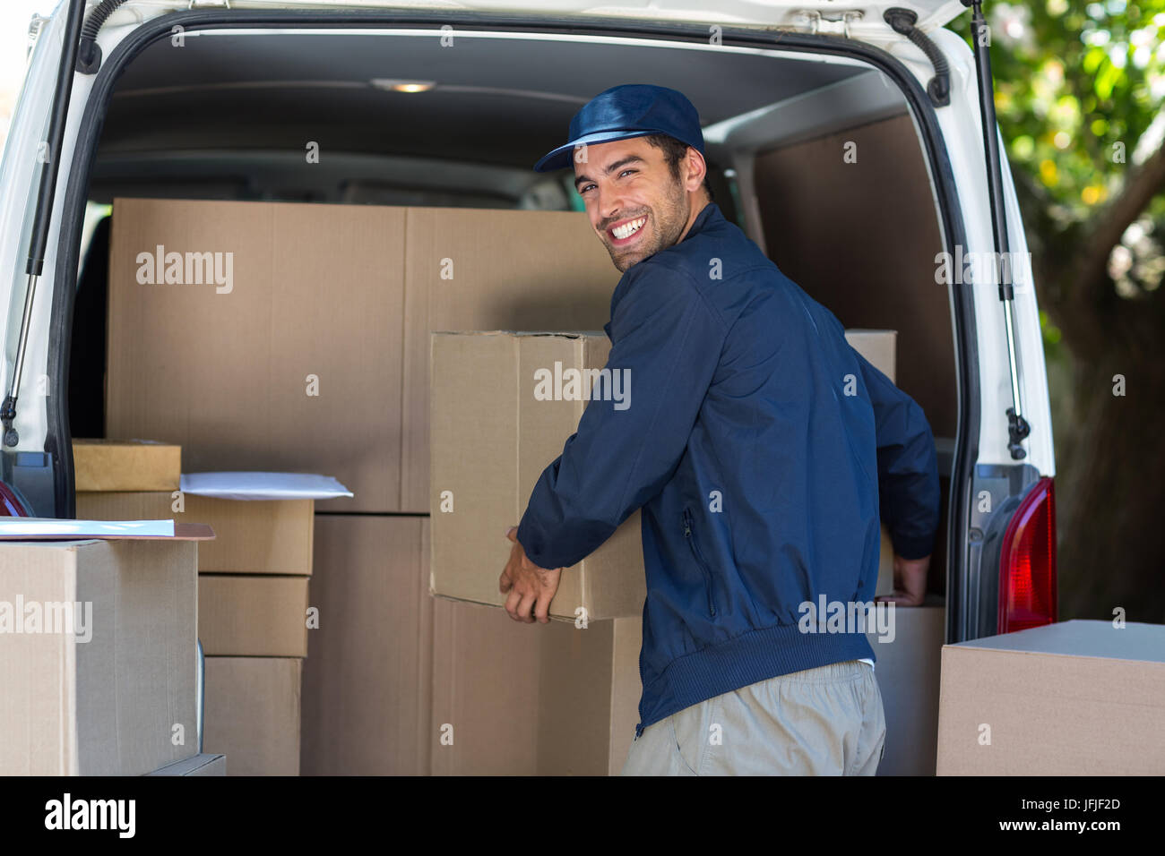 Man loading van hi-res stock photography and images - Alamy