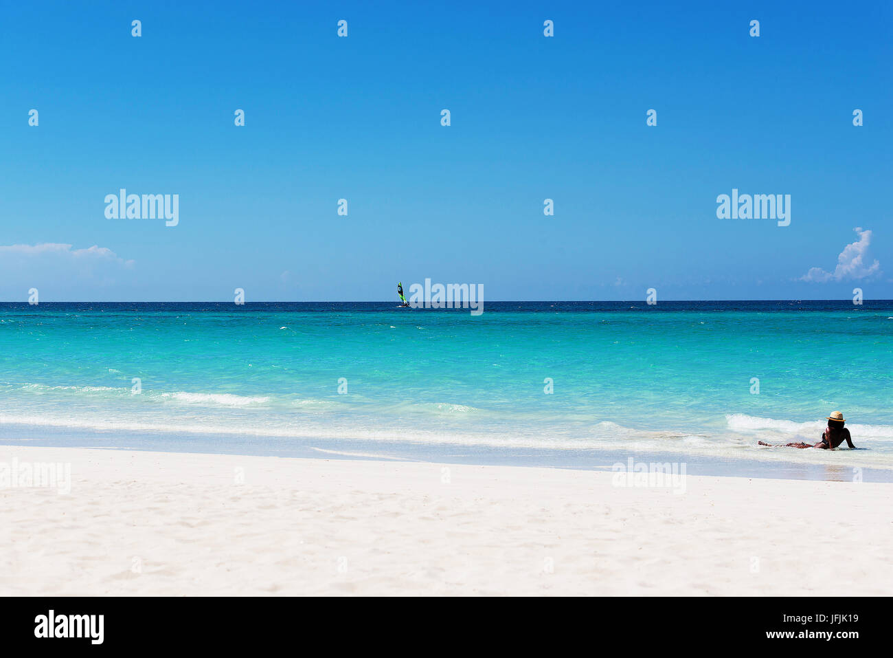 White beach with turquoise water in Cuba Varadero Stock Photo - Alamy