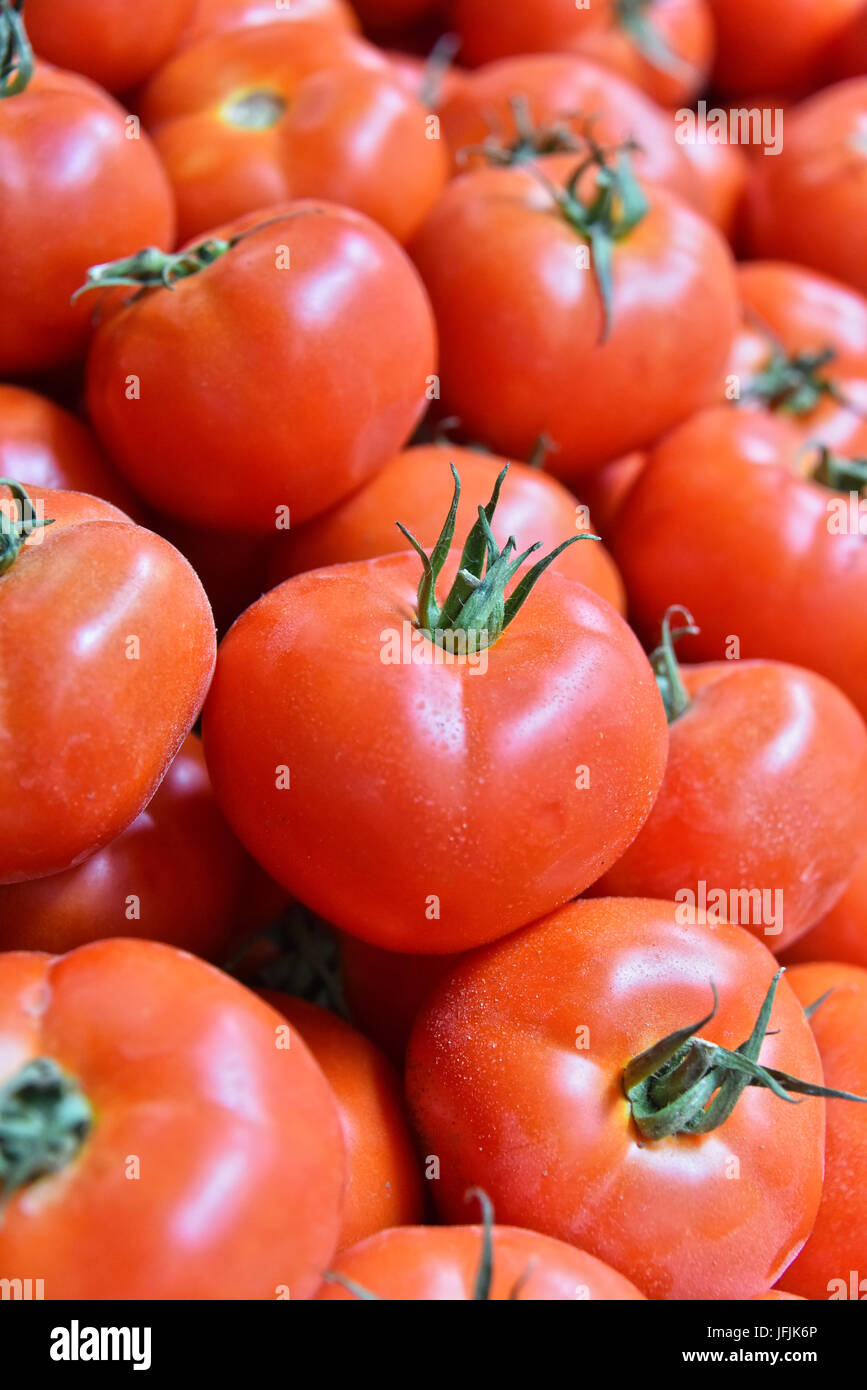 Fresh organic tomatoes on street market stall Stock Photo - Alamy