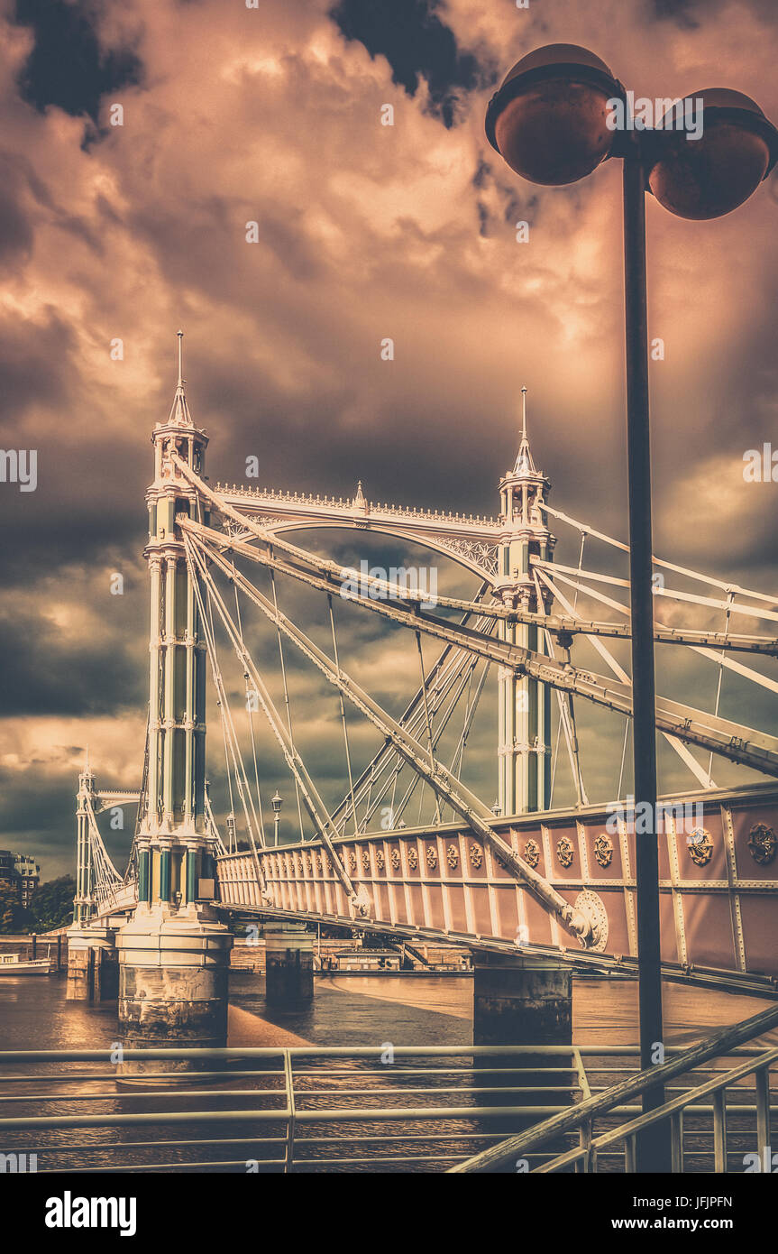 Chelsea bridge london autumn river hi-res stock photography and images ...