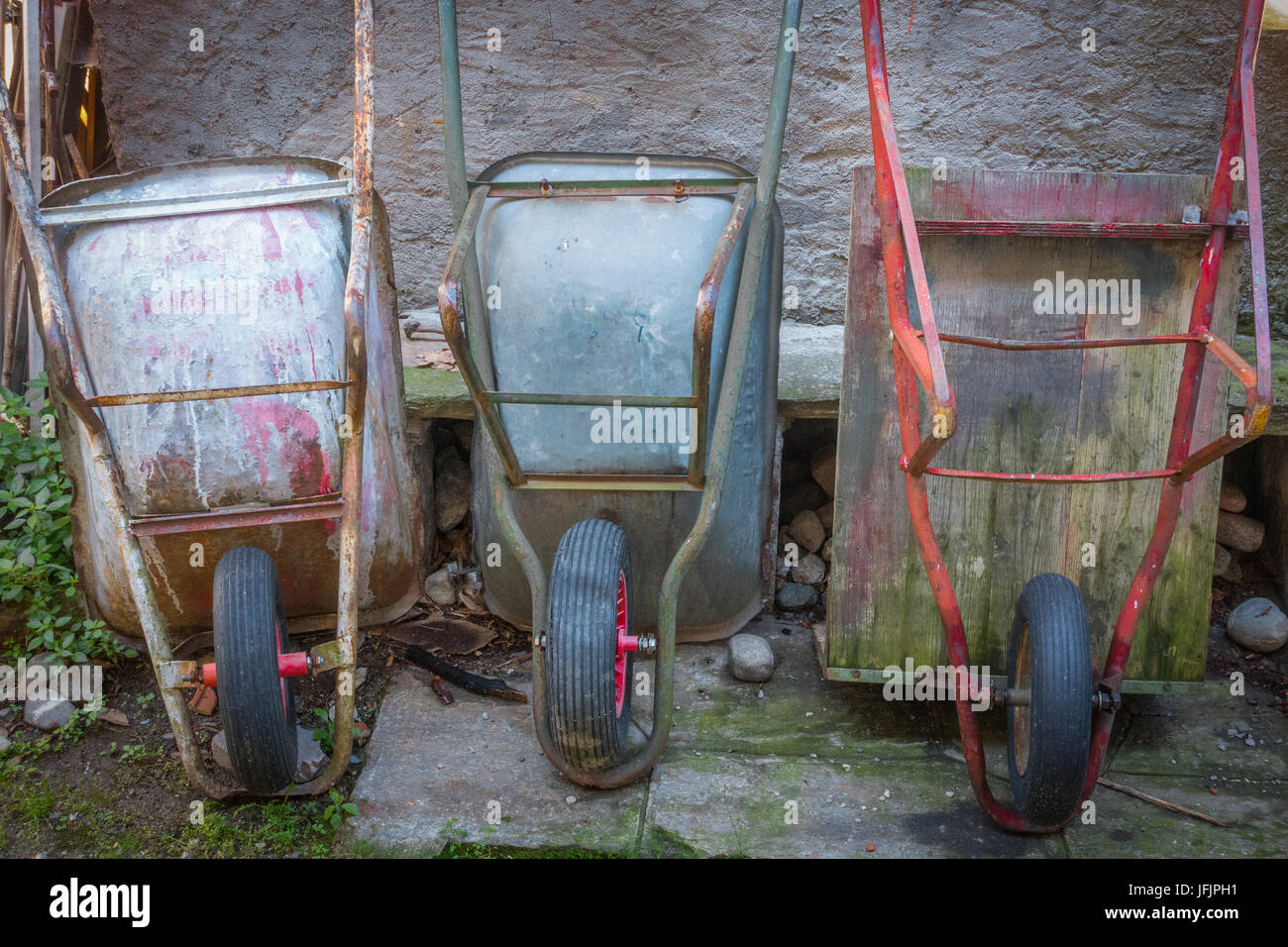 Drei alte Schubkarren Stock Photo - Alamy