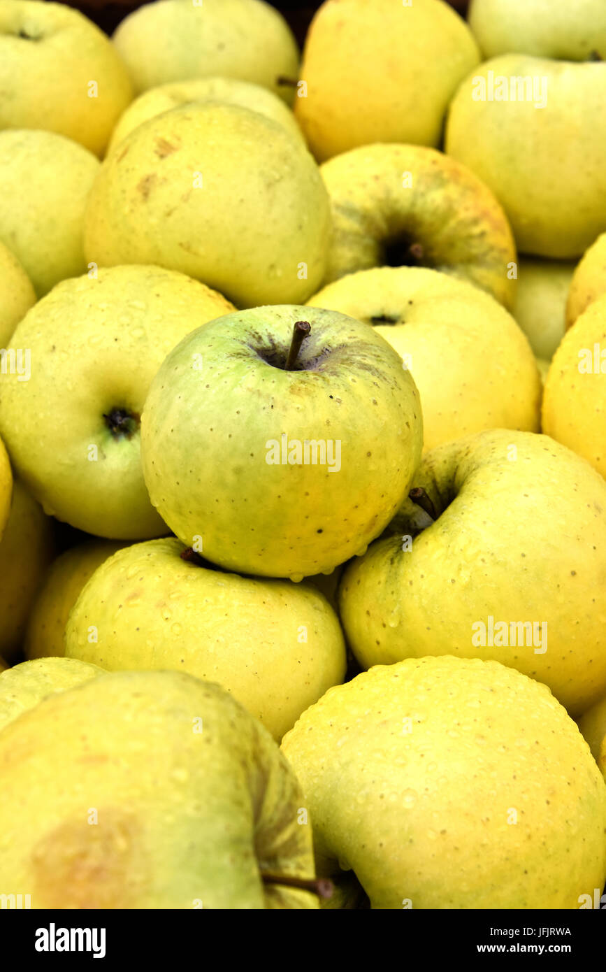 Fresh organic apples on street market stall Stock Photo - Alamy