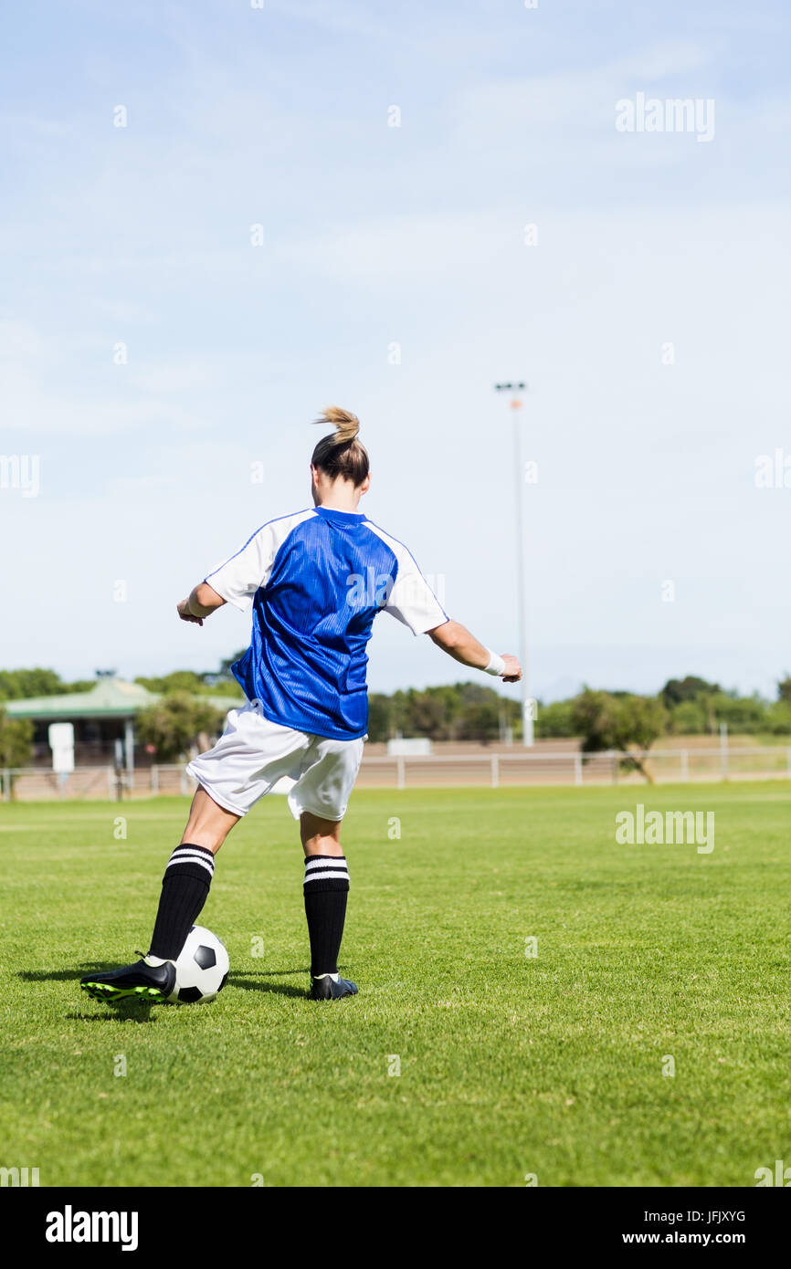 Rear view female soccer player hi-res stock photography and images - Alamy