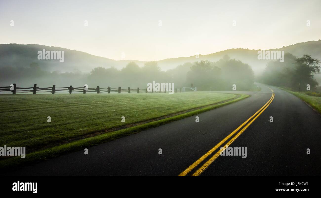 fog rolling through blue ridge parkway farm lands Stock Photo - Alamy