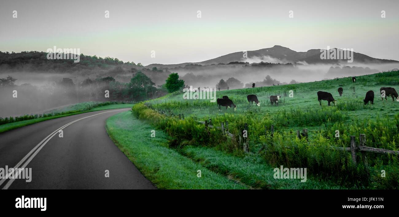 fog rolling through blue ridge parkway farm lands Stock Photo - Alamy