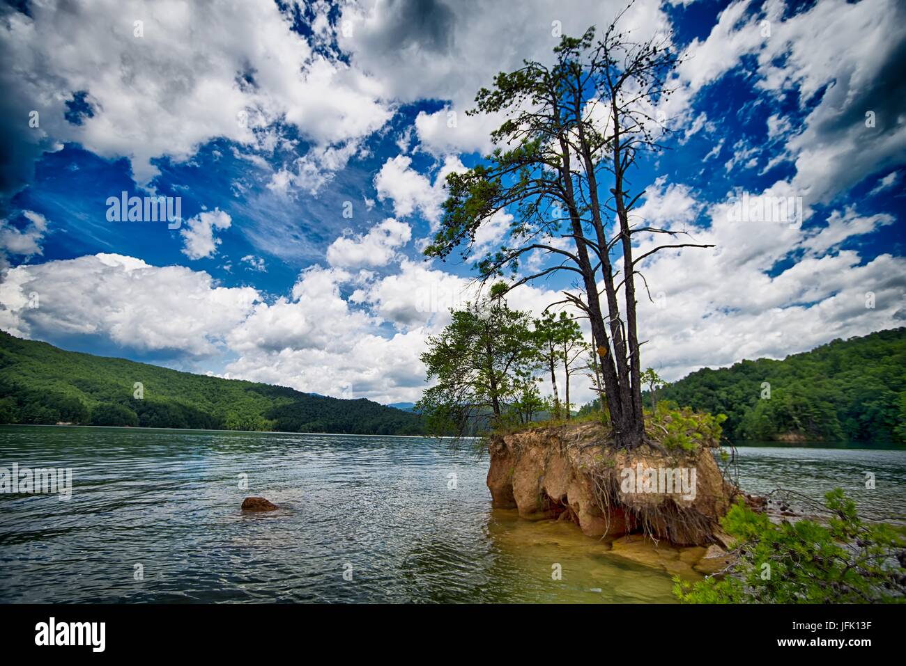 beautiful landscape scenes at lake jocassee south carolina Stock Photo ...