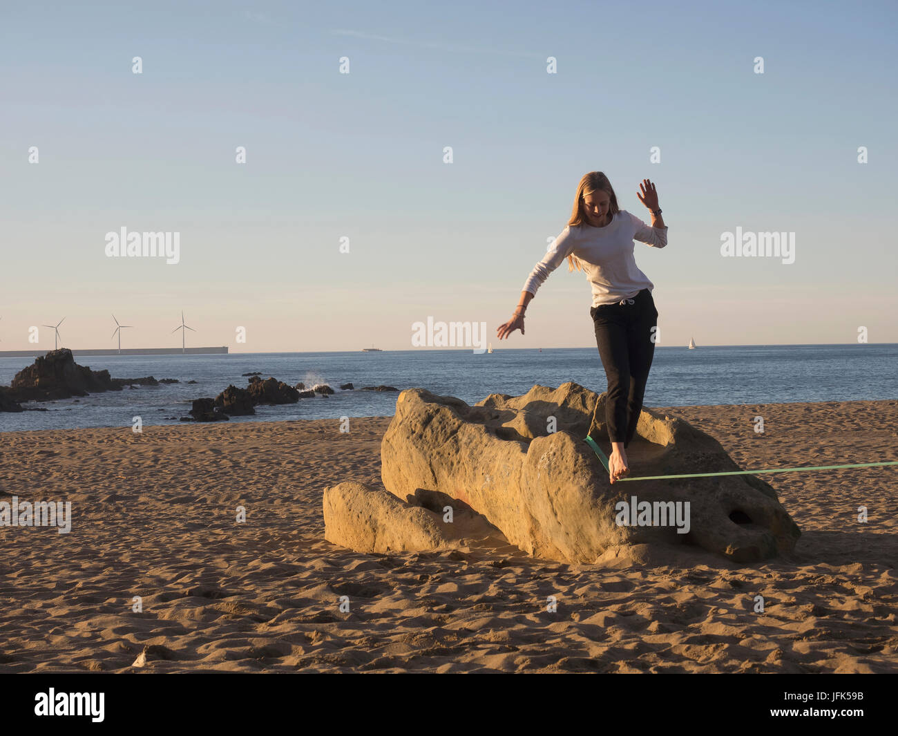 Outdoor slacklining hi-res stock photography and images - Alamy