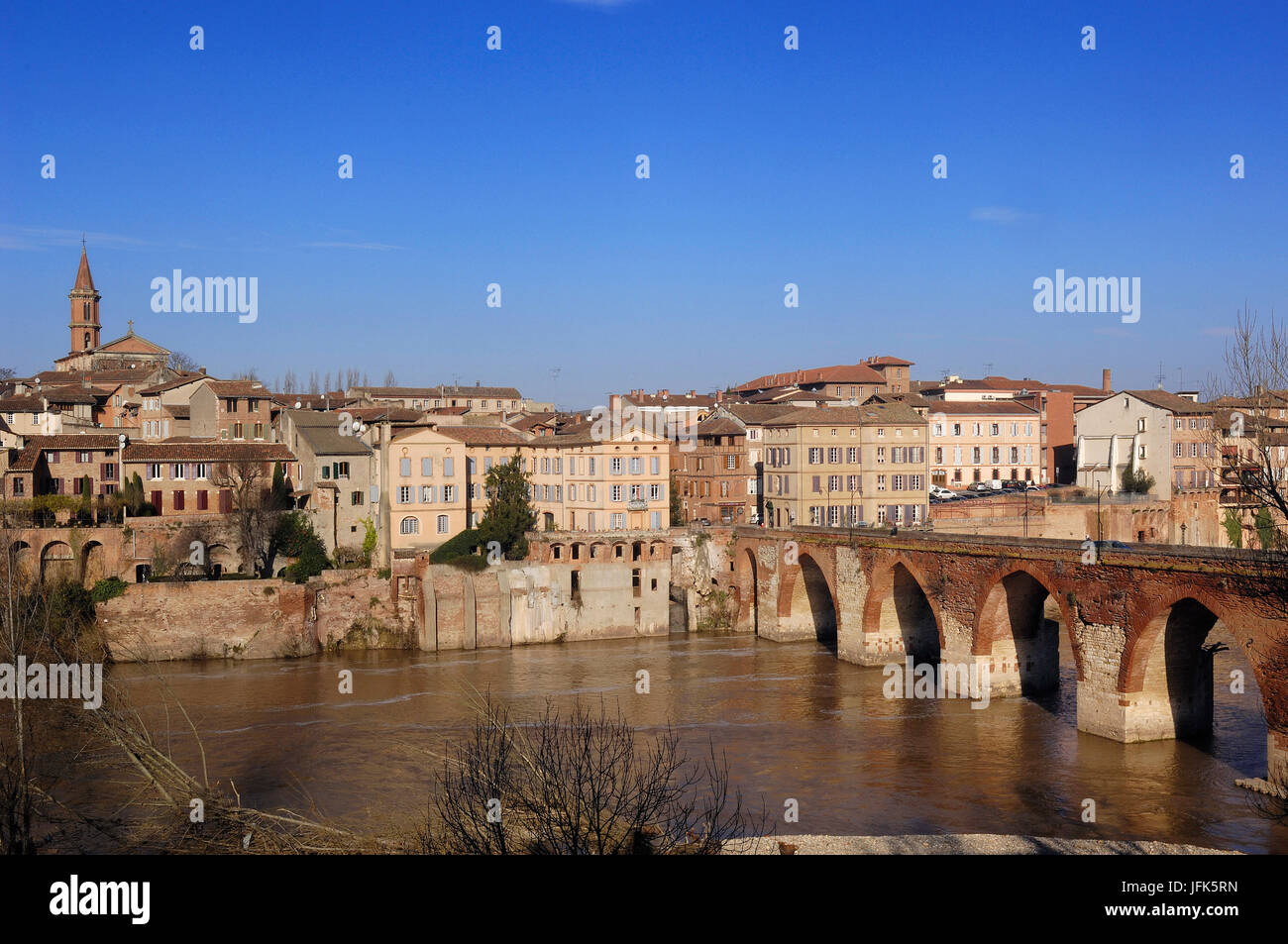 Albi, bridge over the Tarn river Stock Photo - Alamy