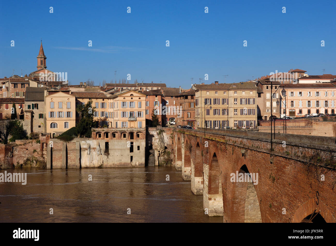Albi, bridge over the Tarn river Stock Photo - Alamy