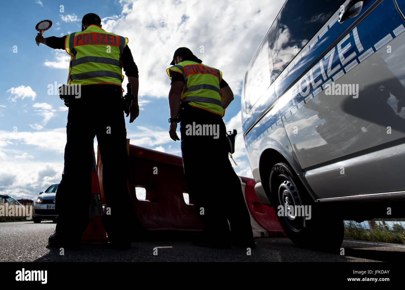 Officers of the Federal Police inspect car traffic at the border ...