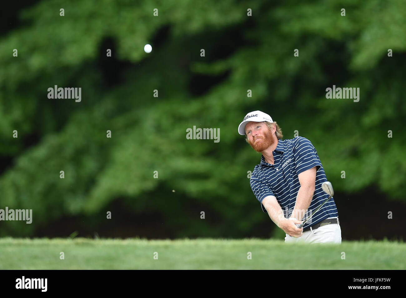 Potomac, Maryland, USA. 01st July, 2017. Derek Fathauer (USA) chips ...