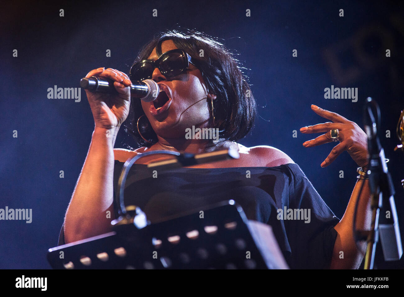 Singer mica paris hi-res stock photography and images - Alamy