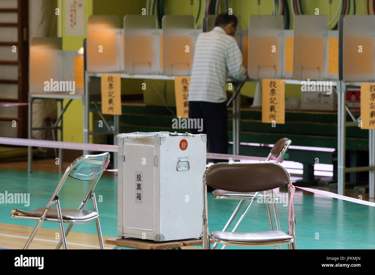 Tokyo, Japan. 2nd July, 2017. A voter filsl in a ballot paper for the ...