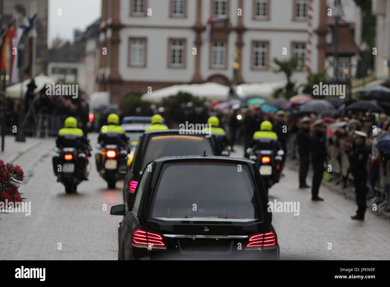 The hearse with the coffin of Helmut Kohl leave Cathedral Square to the ...