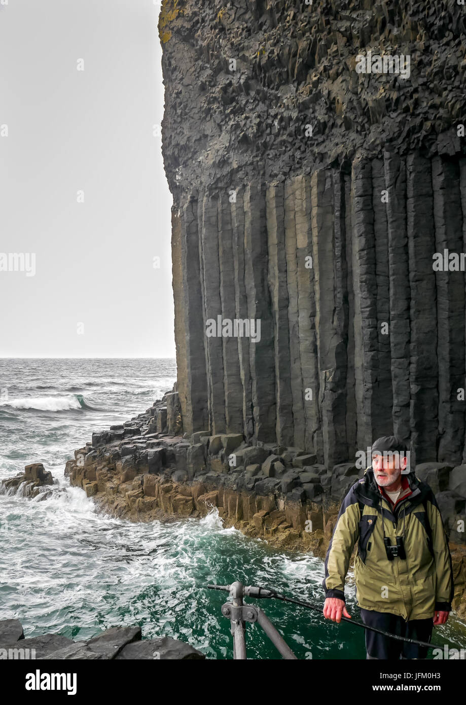 Volcanic hexagonal basalt rock formations at Fingal's cave, Staffa ...