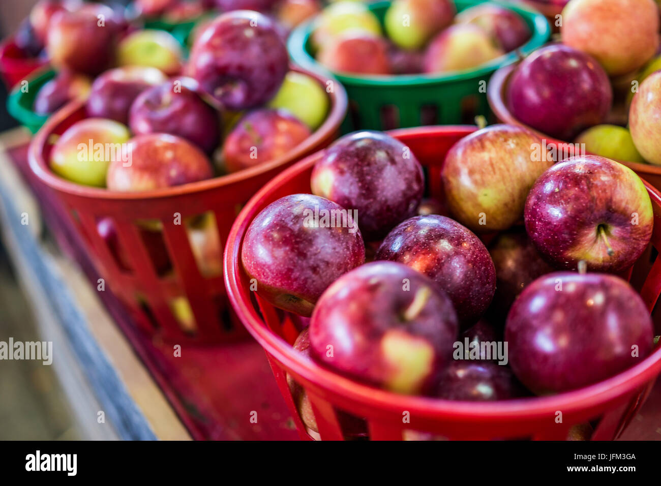 Organic apples canada hi-res stock photography and images - Alamy