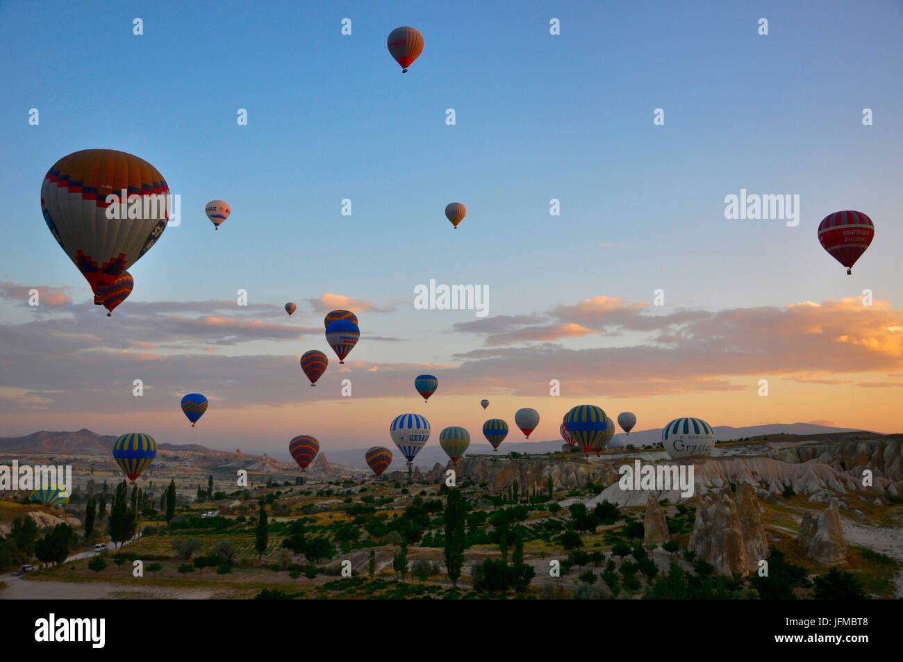 Turkey, Kapadokia, hot-air balloons at sunset Stock Photo - Alamy