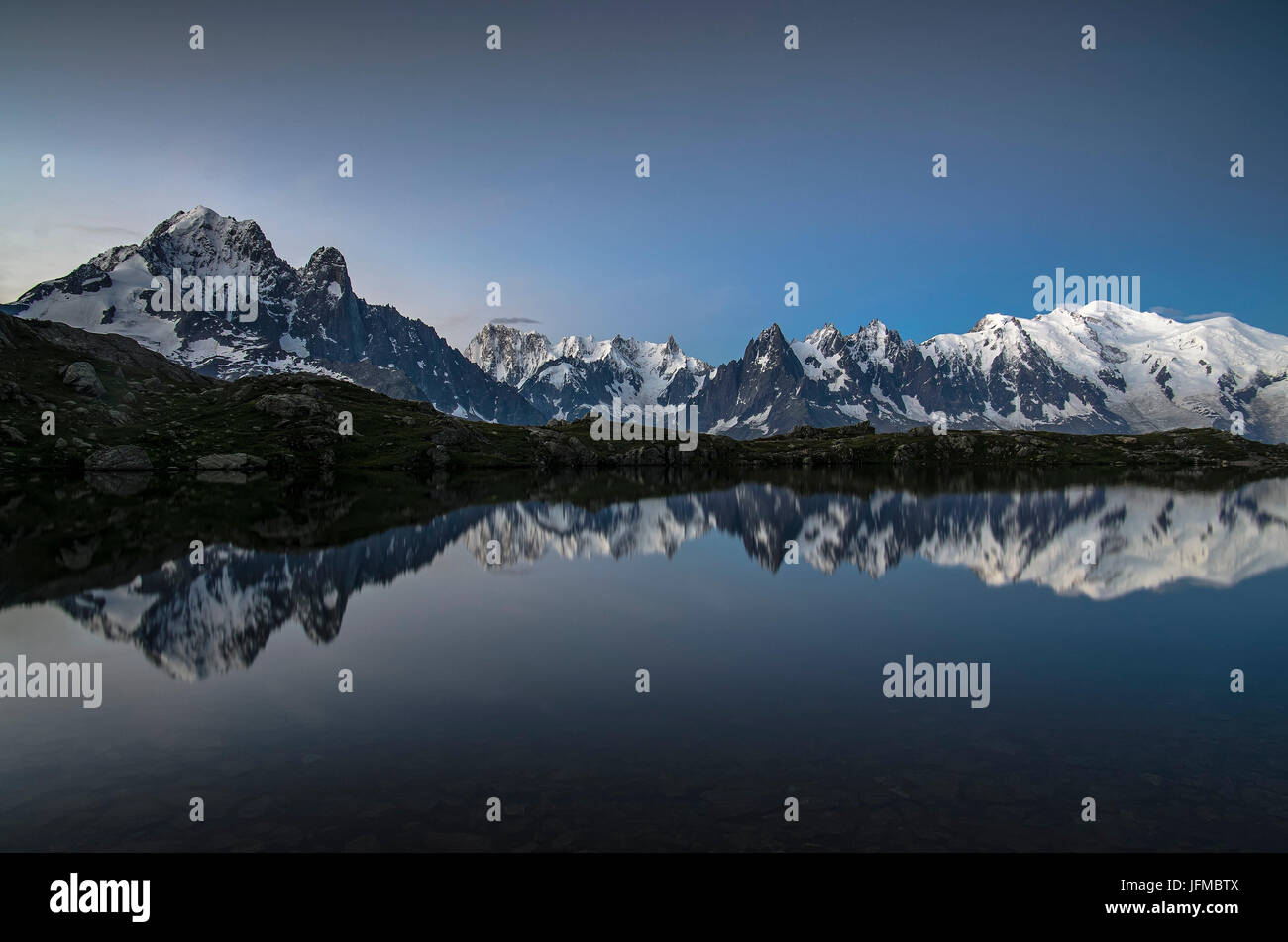 Mont blanc alps lake chamonix lakes hi-res stock photography and images ...