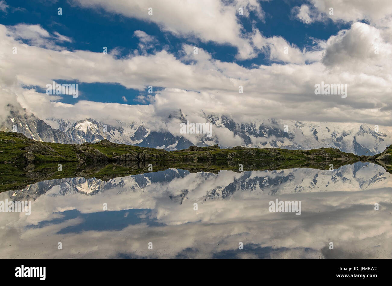 Mont blanc alps lake chamonix lakes hi-res stock photography and images ...