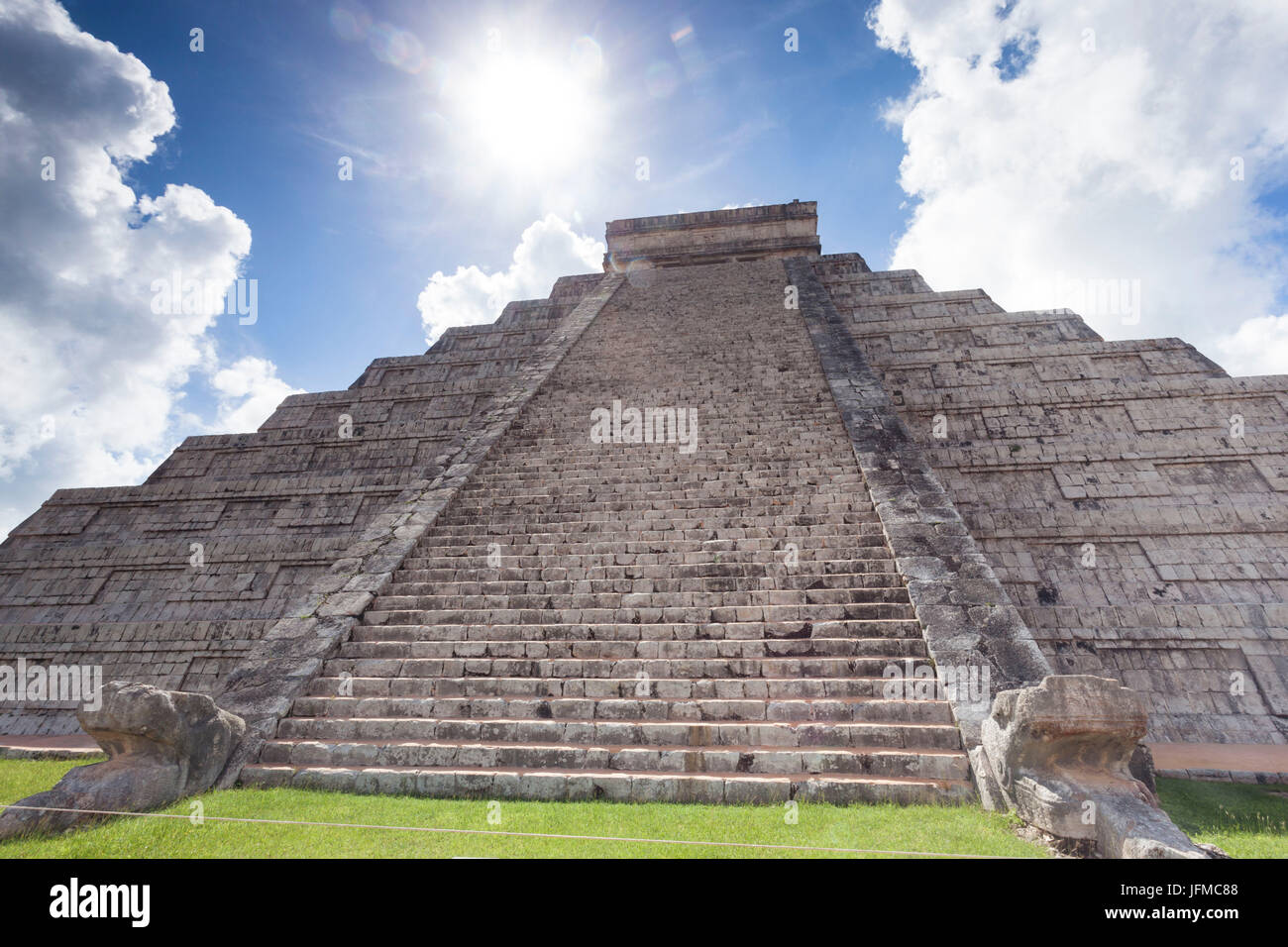 El Castillo, Chichen Itza archeological site, Yucatan, Mexico Stock ...