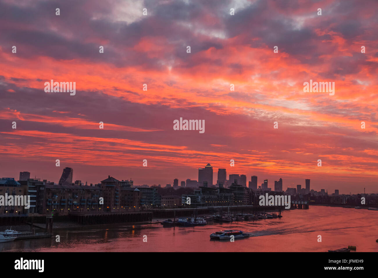Dawn over docklands and the river thames hi-res stock photography and ...