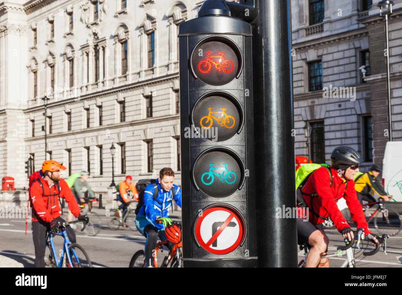 Traffic lights london hi-res stock photography and images - Alamy