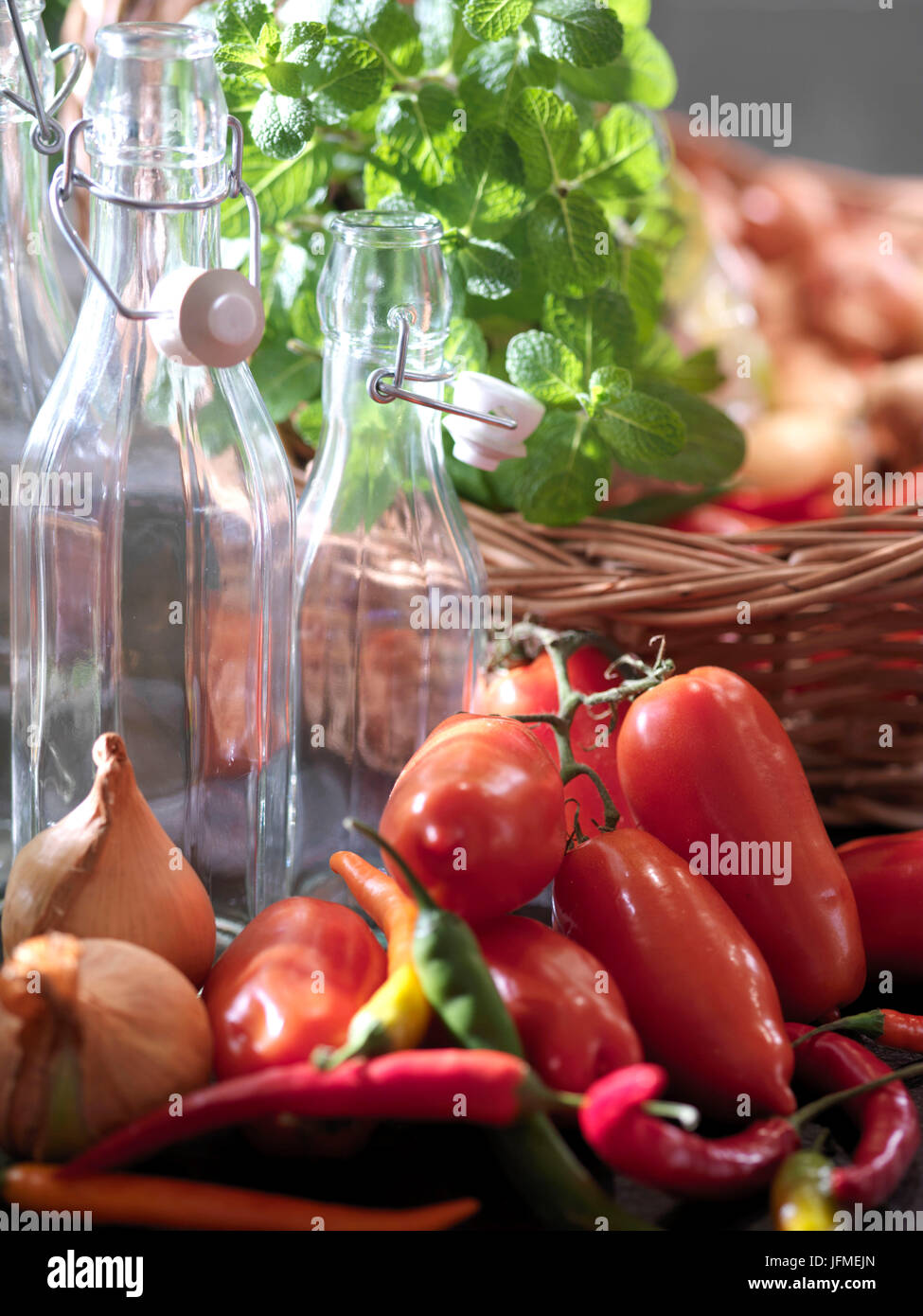 Flaschentomaten hi-res stock photography and images - Alamy