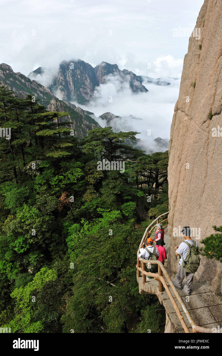 Huang shan mountains china hi-res stock photography and images - Alamy