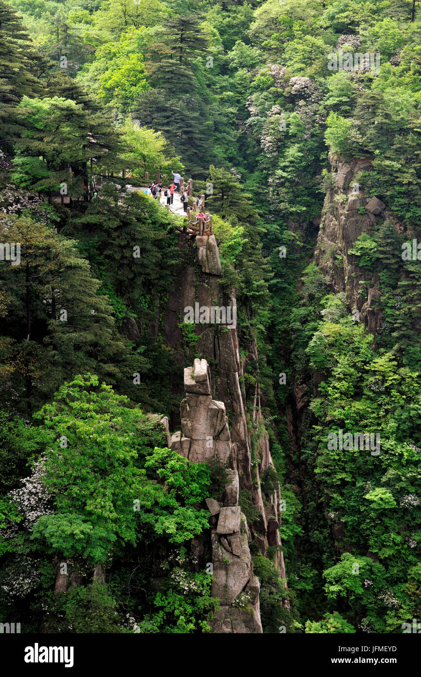 Huang shan mountains china hi-res stock photography and images - Alamy