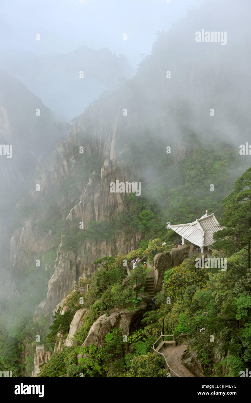 Huang shan mountains china hi-res stock photography and images - Alamy
