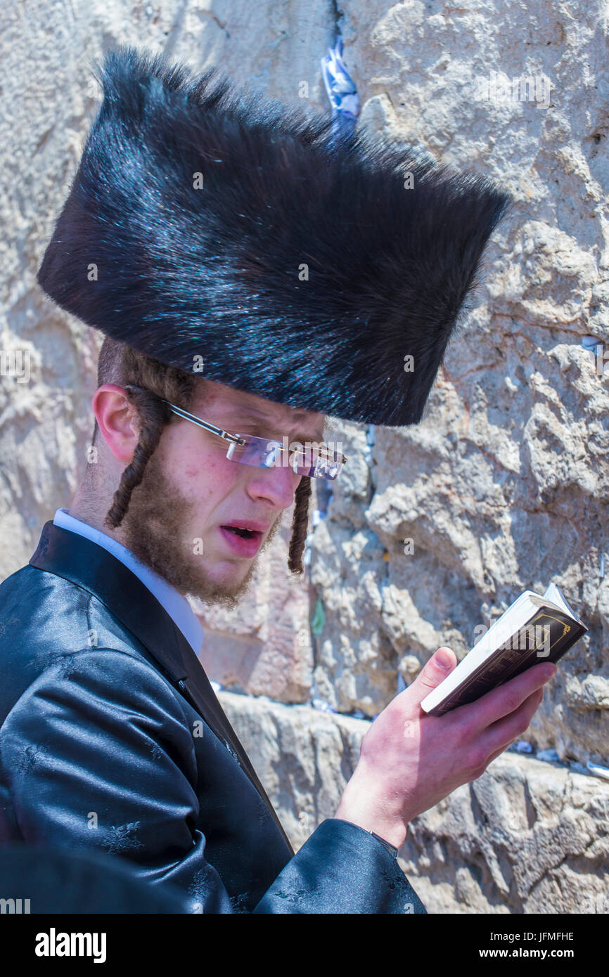 Orthodox jewish man prays in The western wall during Passover in ...
