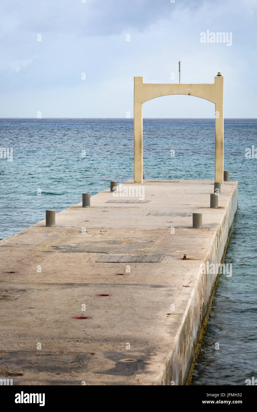 Empty cargo ships hi-res stock photography and images - Alamy