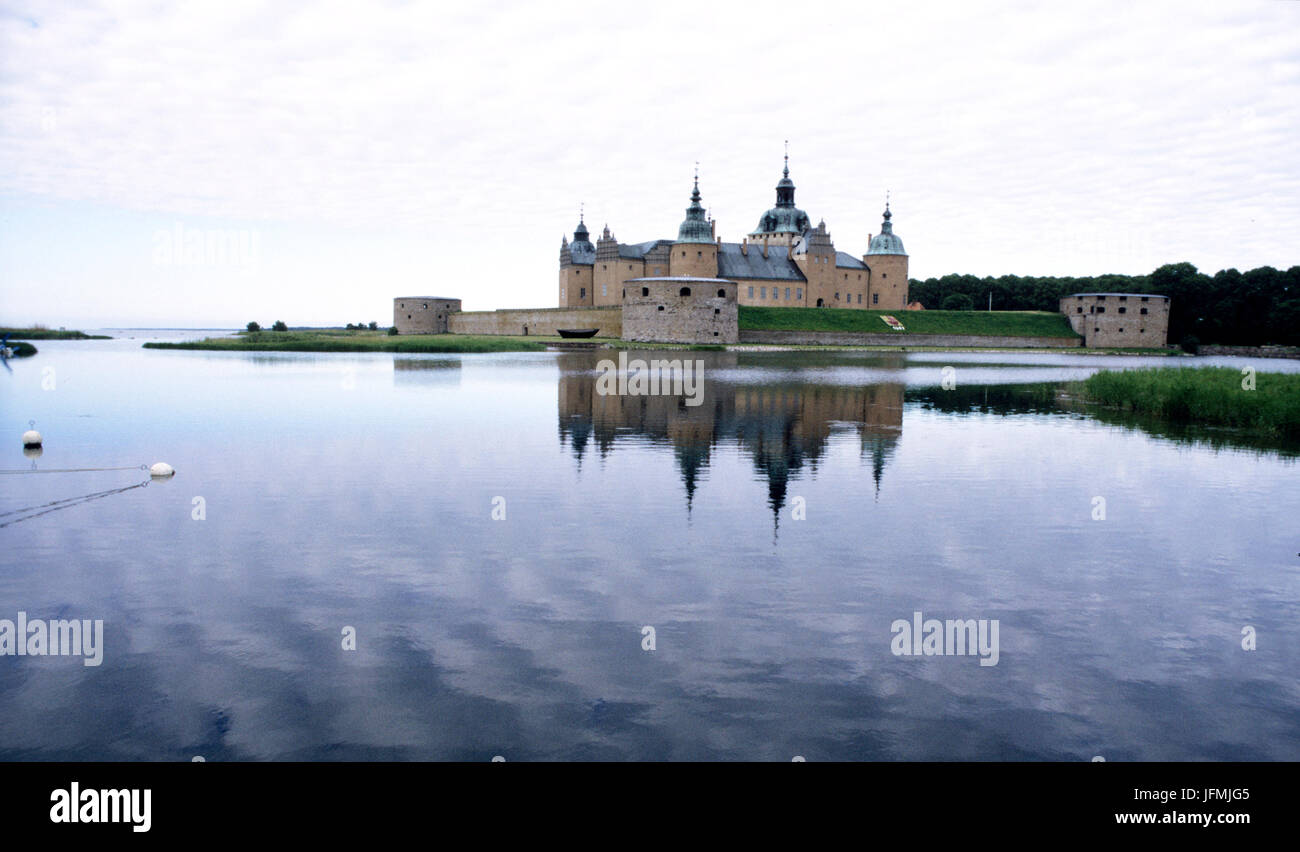 KALMAR CASTLE on the beach to the water outside Kalmar 2005 has played ...