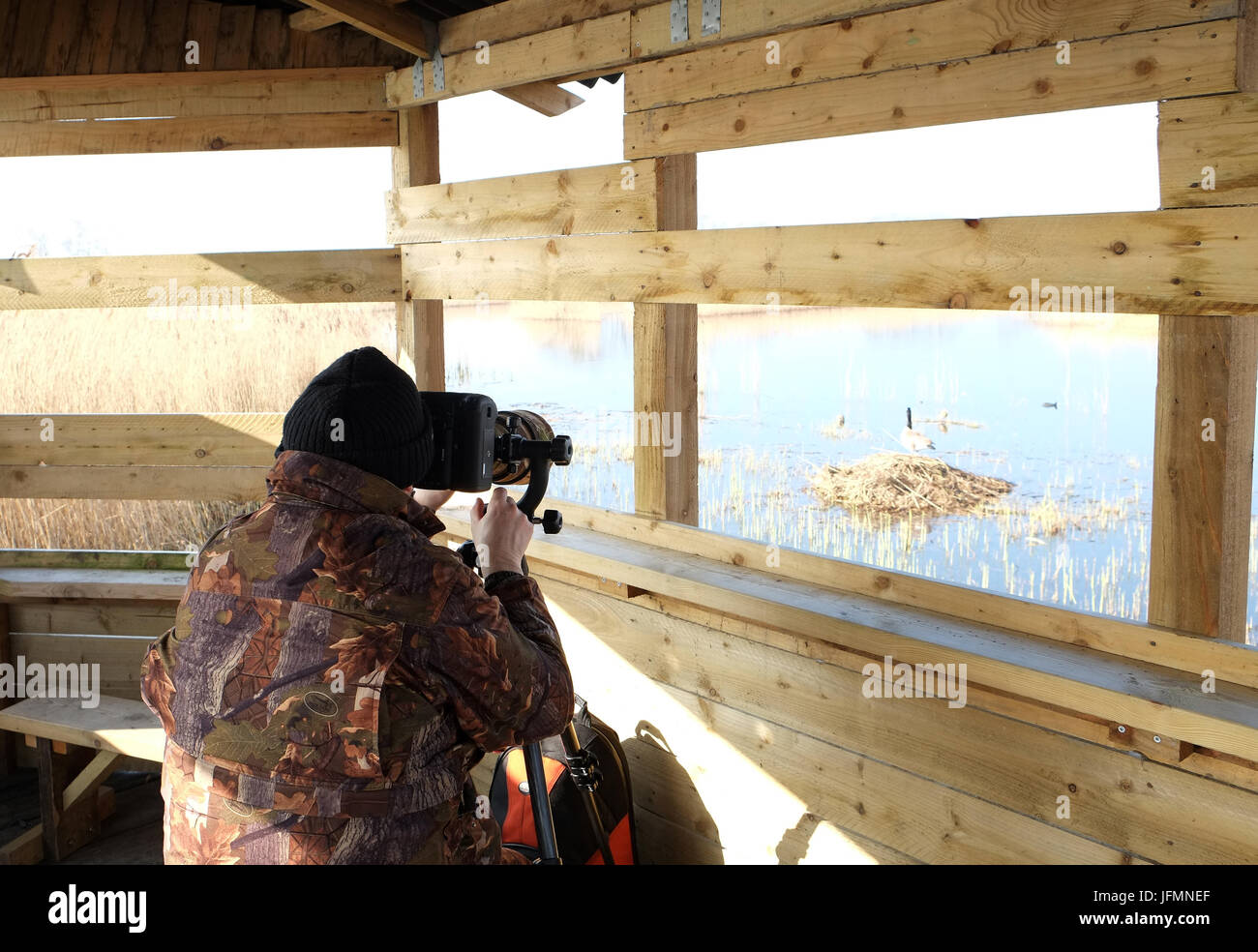 Camouflage photographer professional wildlife hi-res stock photography ...