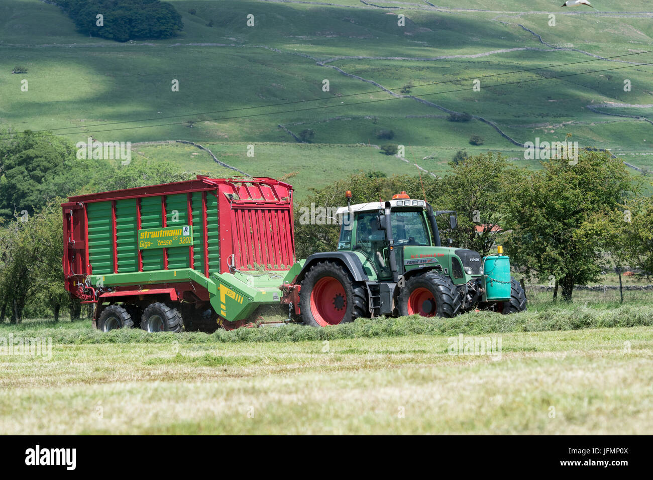 Making silage crop in the Yorkshire Dales with a Strautmann Forage ...