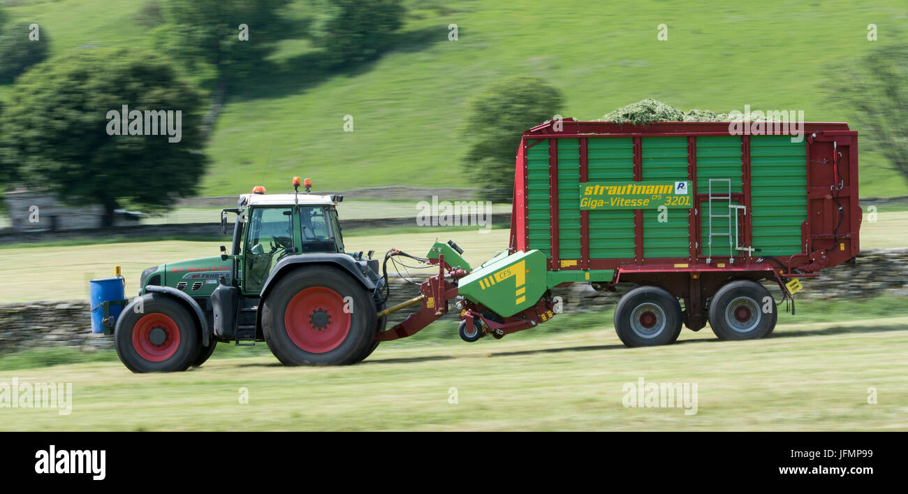 Green tractor pulling towing trailer hi-res stock photography and ...