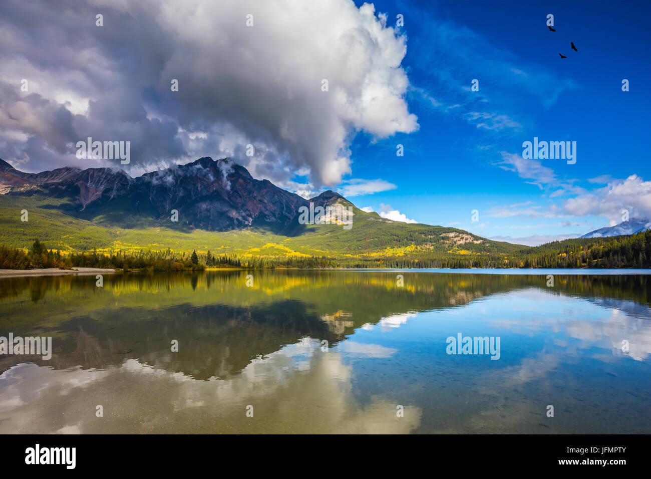 Pyramid Mountain reflected in the Pyramid Lake Stock Photo - Alamy