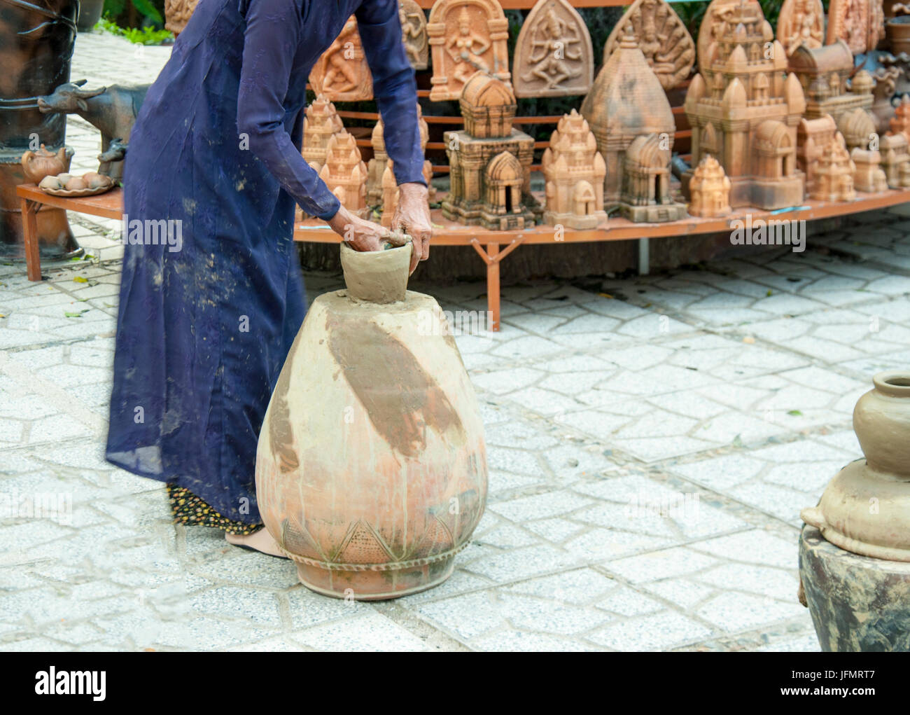 Pottery. Create a clay pot on the street for spectators Stock Photo - Alamy