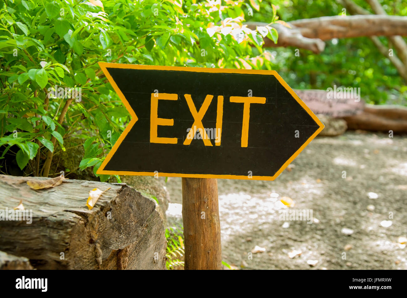 The sign of the exit is written in yellow ink on a black background ...