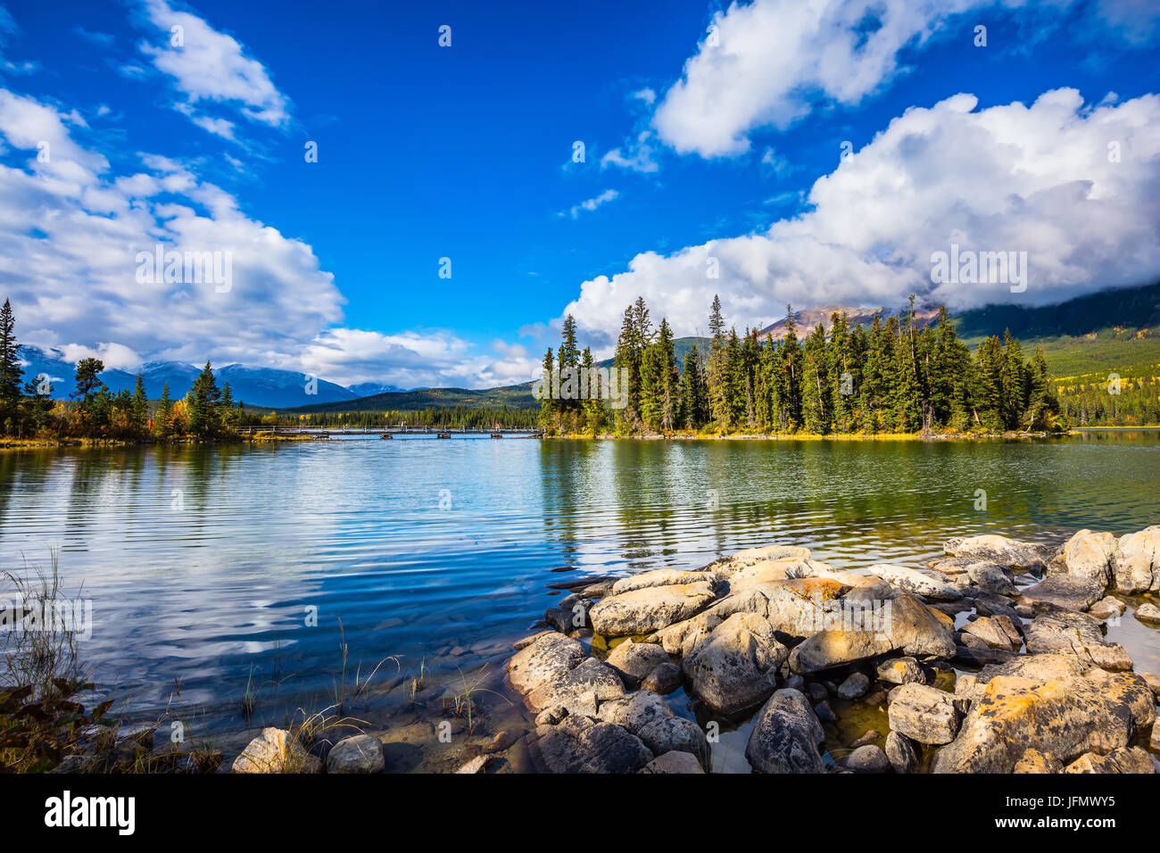 Pyramid Lake at the foot of Pyramid Mountain Stock Photo - Alamy