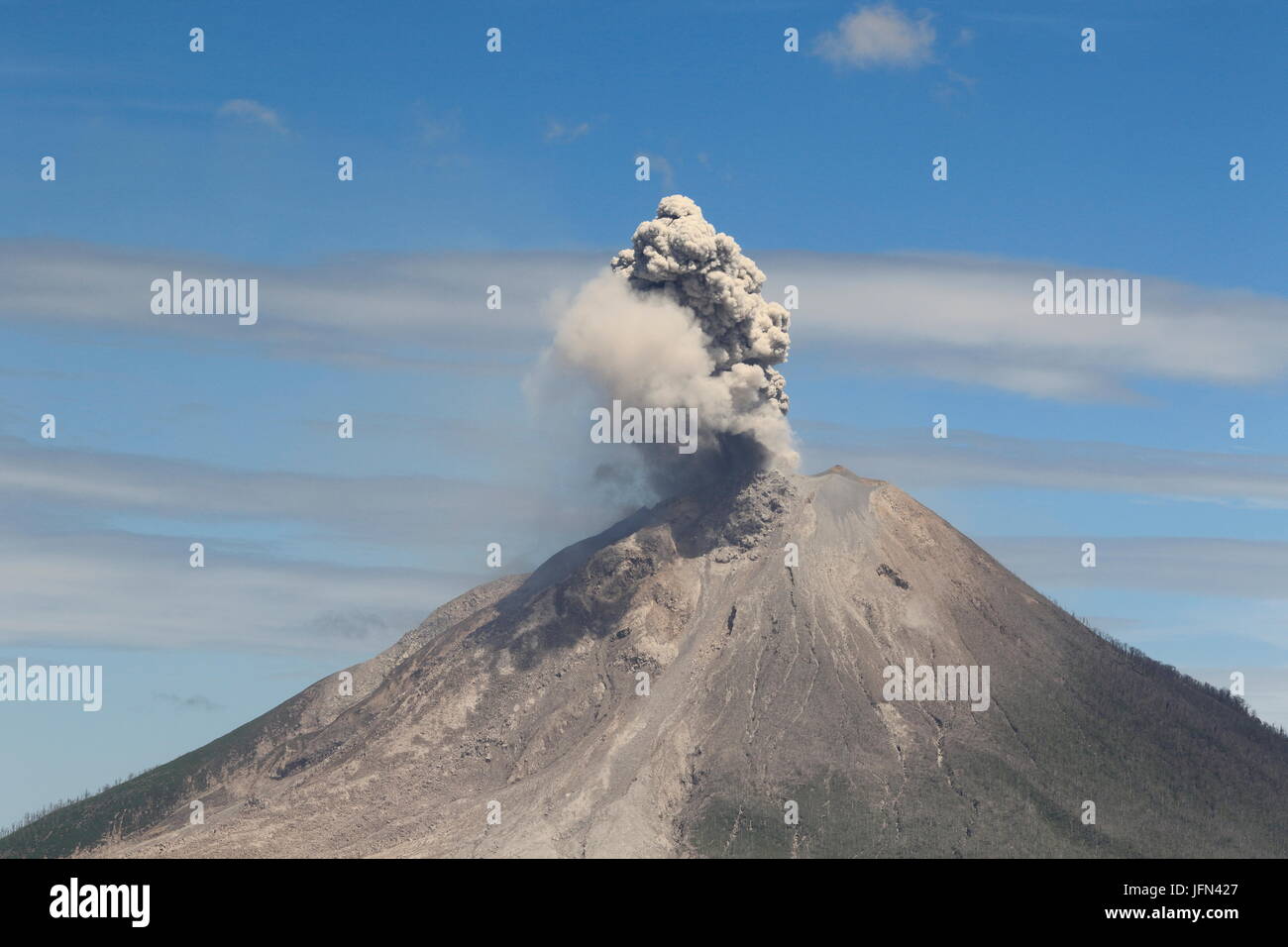 Sinabung volcano erupting Stock Photo - Alamy
