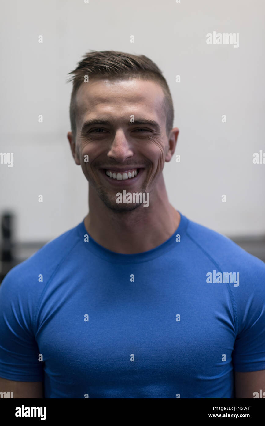 Portrait of a young muscular fitness trainer at the gym Stock Photo - Alamy